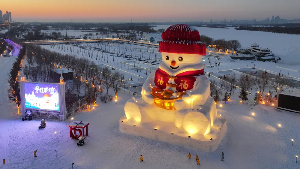 Giant Snowman Takes Center Stage in Winter Festival | China Voyage